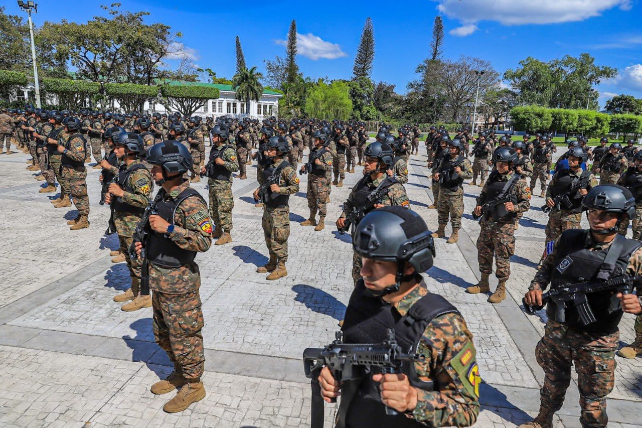 Soldados reciben cascos balísticos y fusiles nuevos para enfrentar a ...