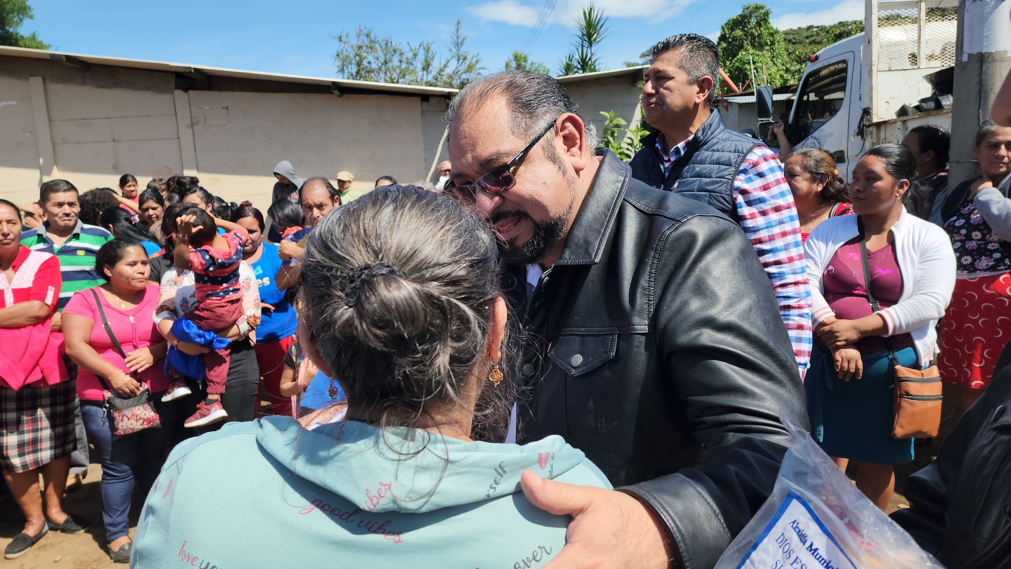 Joel Sánchez entregó en su nombre alimentos rotulados con alcaldía de Ataco